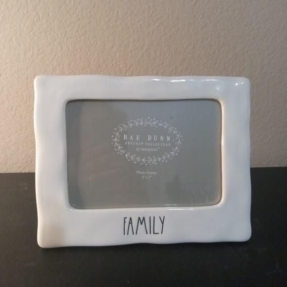 Rae Dunn | Art | Gorgeous New Rae Dunn Magenta 7x9 Family Photo Frameit ...